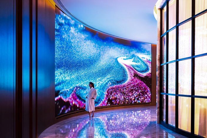 Atlantis The Royal sorprende sus huéspedes con The Wall y Smart Signage ...