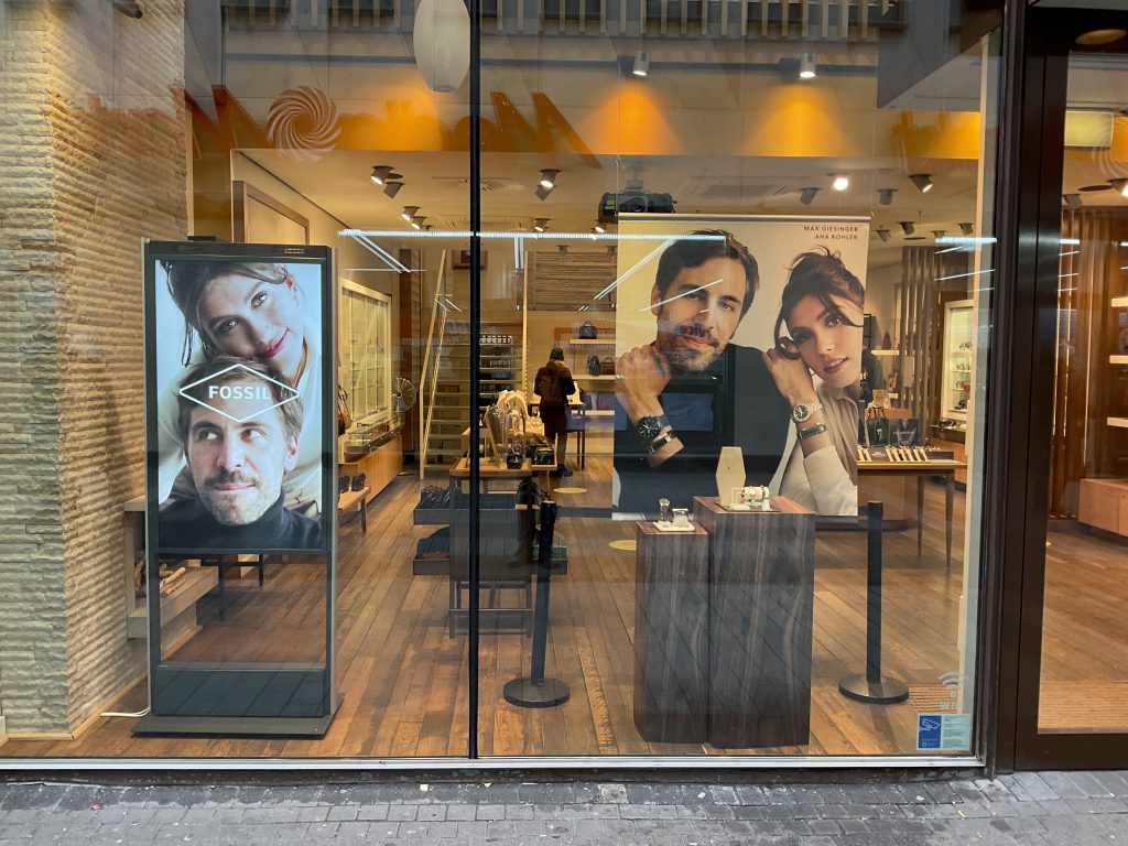 Große Aufmerksamkeit für kleine Details mit Storefront Signage ...