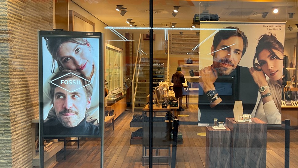 Große Aufmerksamkeit für kleine Details mit Storefront Signage ...