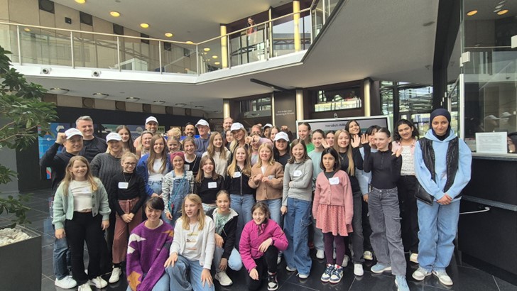 Girl Power meets AI: Girls’Day 2024 bei Samsung – Samsung Newsroom ...