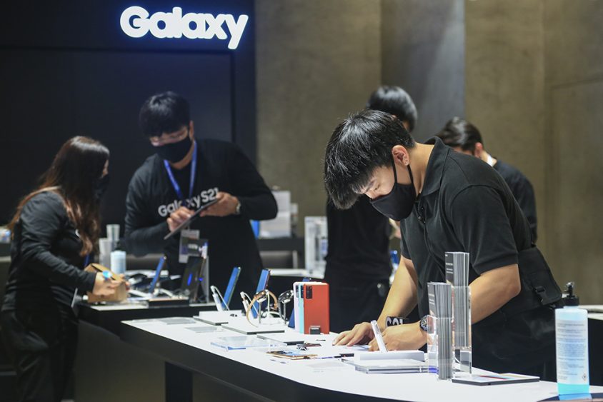 From Quality Checks To Retail Stores: Samsung Galaxy S21 Series Makes ...