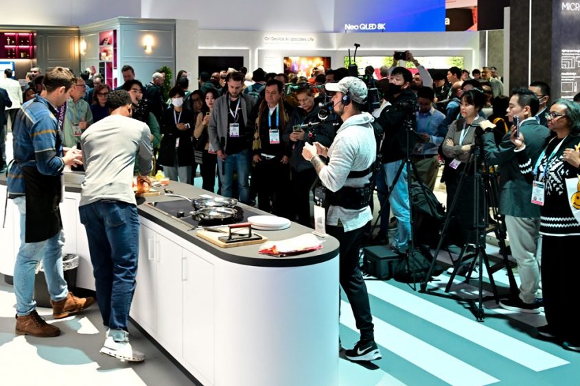 [CES 2024] Cooking for a Crowd: How Oliver Paterson Uses AI and Samsung ...