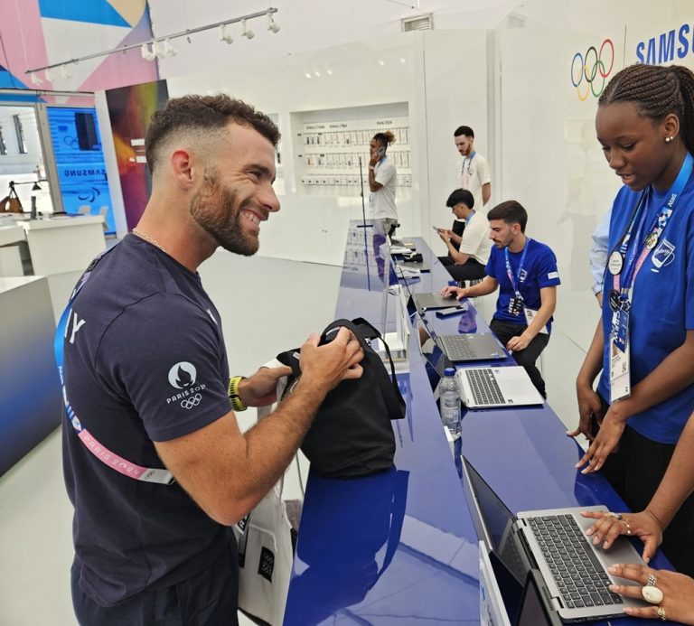 Paris 2024: Galaxy Z Flip6 Olympic Edition Delivered to Hand of Every ...