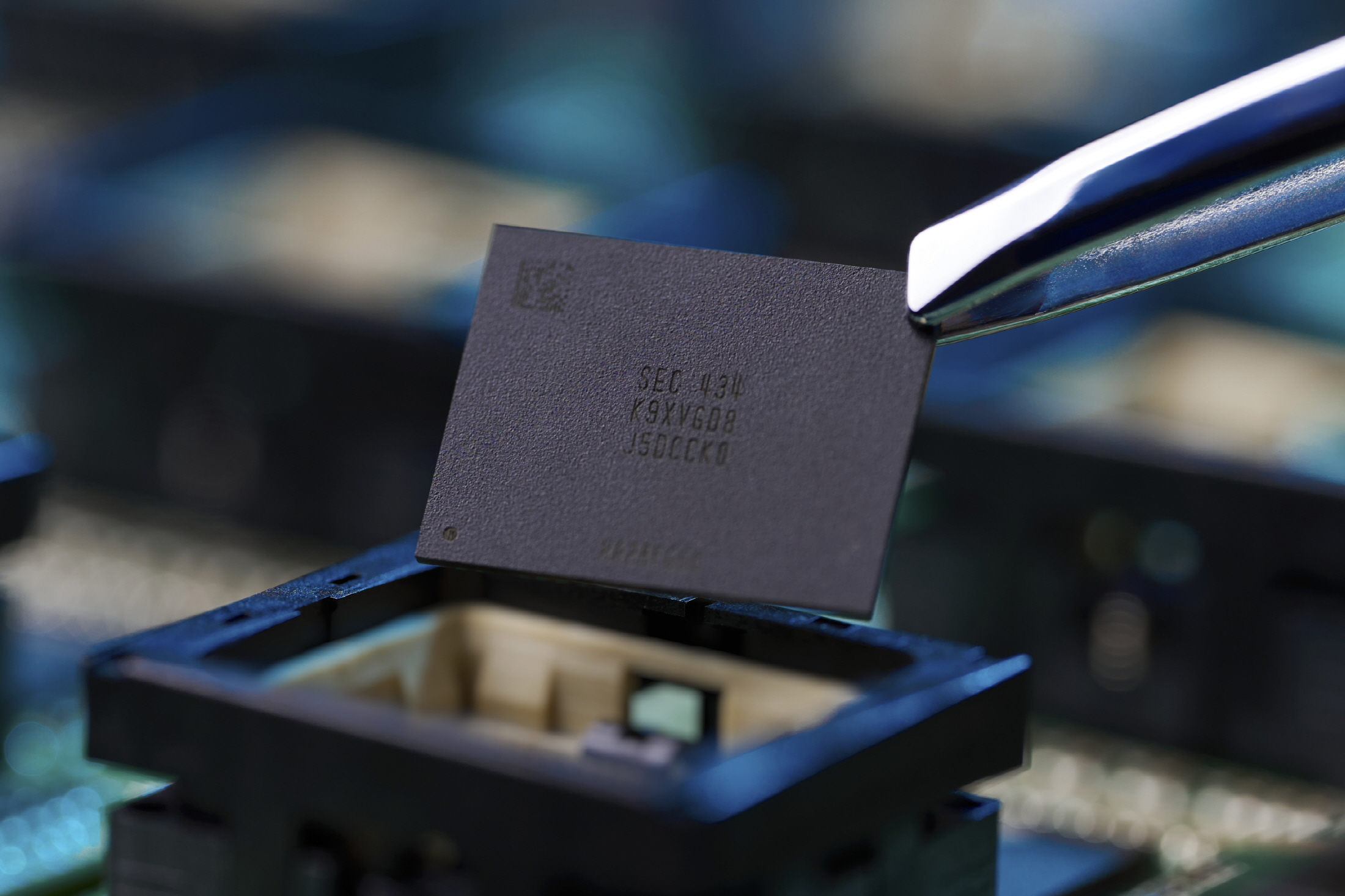 Samsung Begins Industry’s First Mass Production of QLC 9th-Gen V-NAND for AI Era – Samsung ...