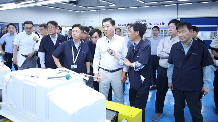 Vice Chairman and CEO JH Han Visits Noida Factory, Signaling Growing ...