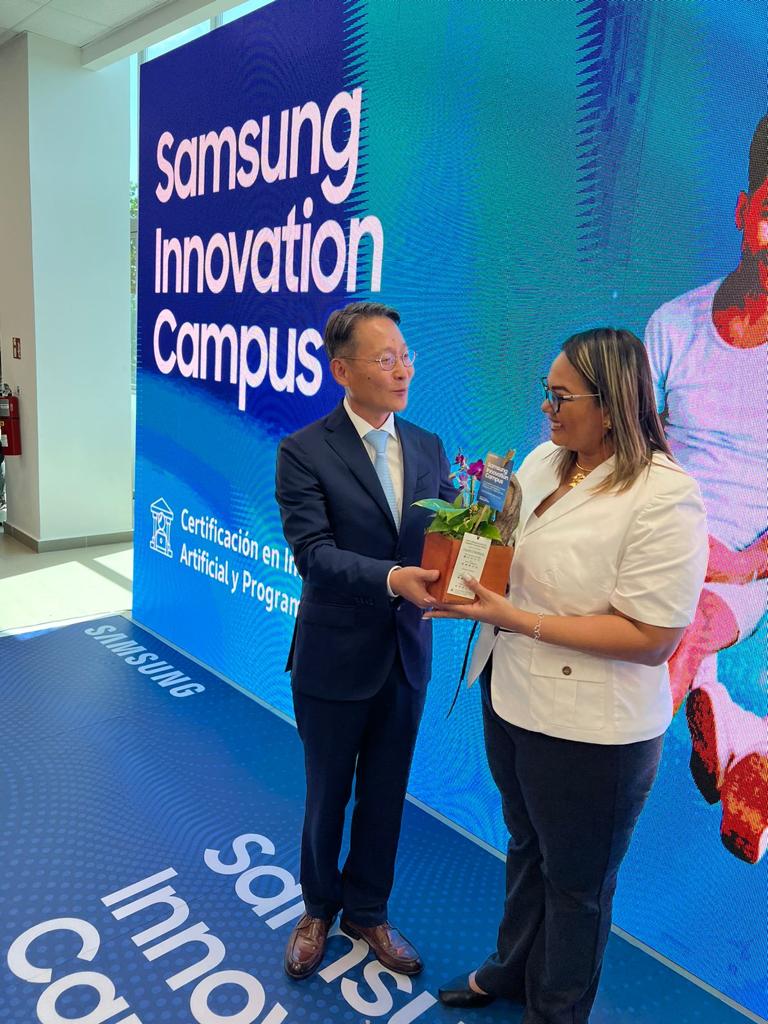 250 jóvenes panameños culminaron con éxito el Programa Samsung ...