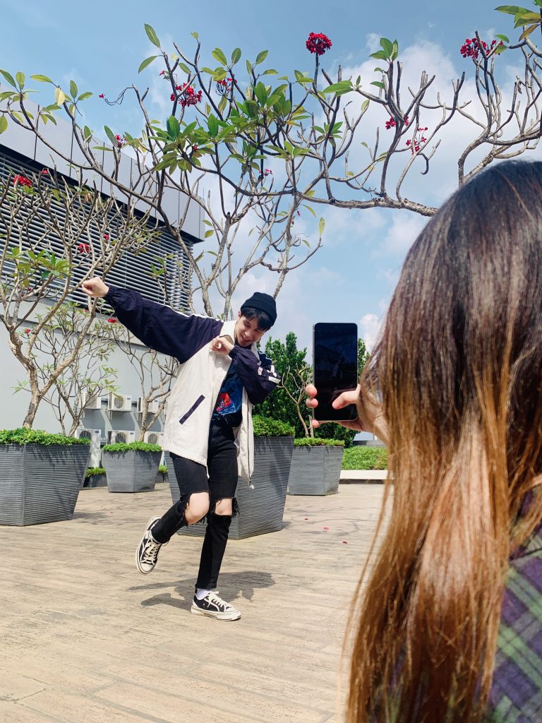 Voices of Fans: Jam Jien Gets His Groove on with The All-New Galaxy S21 ...