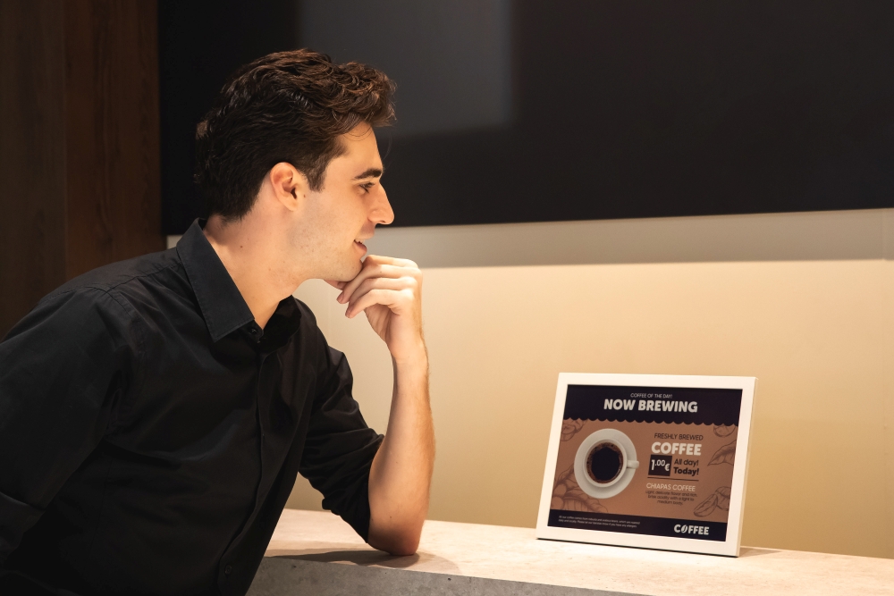 Samsung Debuts 13-Inch Color E-Paper, a World-First Display Built With ...