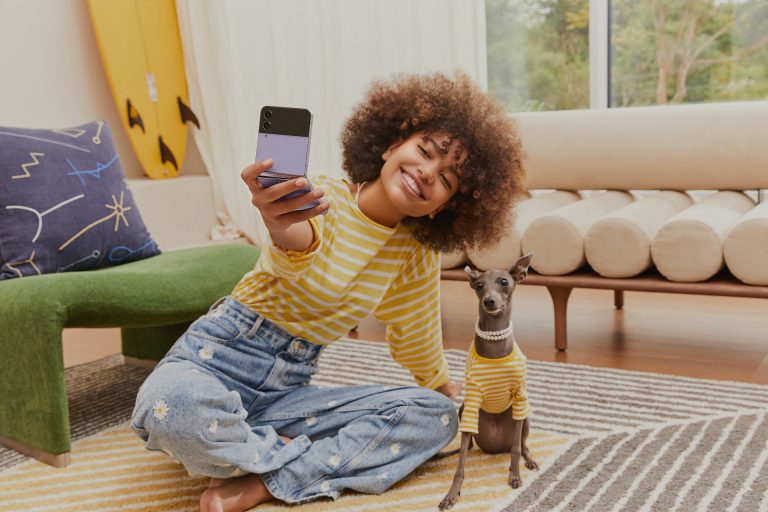 Flip and flex your summer ‘fits with the Galaxy Z Flip4’s stylish ...