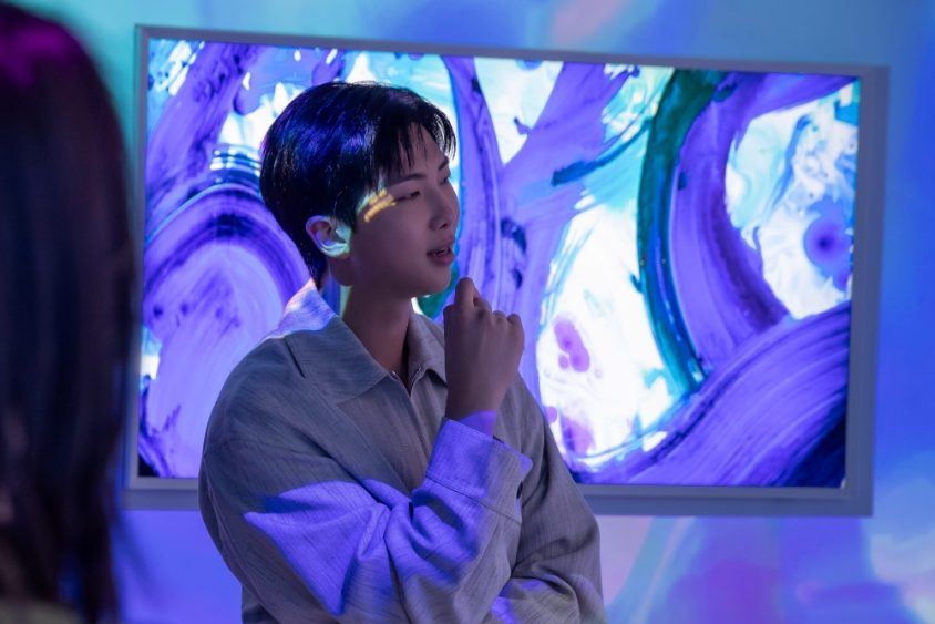 防彈少年團（BTS）RM正式成為三星Art TV全球品牌大使 於2025年巴塞爾藝術展首度以大使身份公開亮相 – Samsung ...