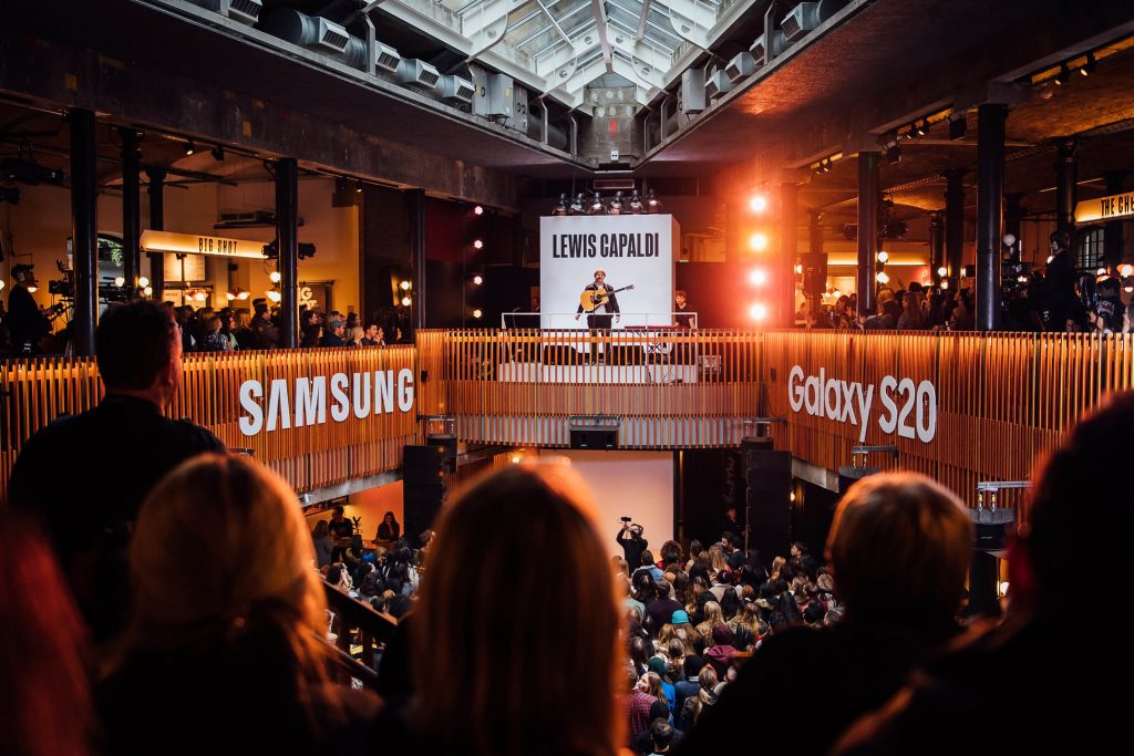 Lewis Capaldi Delights Onlookers with Pop-up Market Gig – Samsung ...