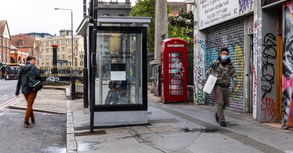 Samsung UK Unveils Disruptive OOH Advert To Promote Its Thinnest Ever ...