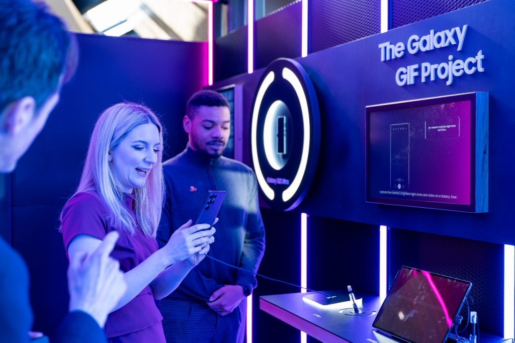 Samsung KX Welcomes UK Government Minister of State at the Department ...