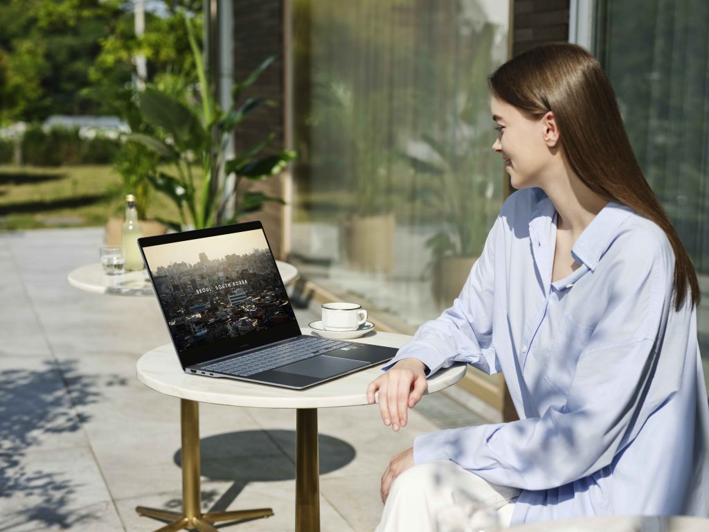 Samsung Releases the Galaxy Book4 Edge, Its First Copilot+ PC, in ...
