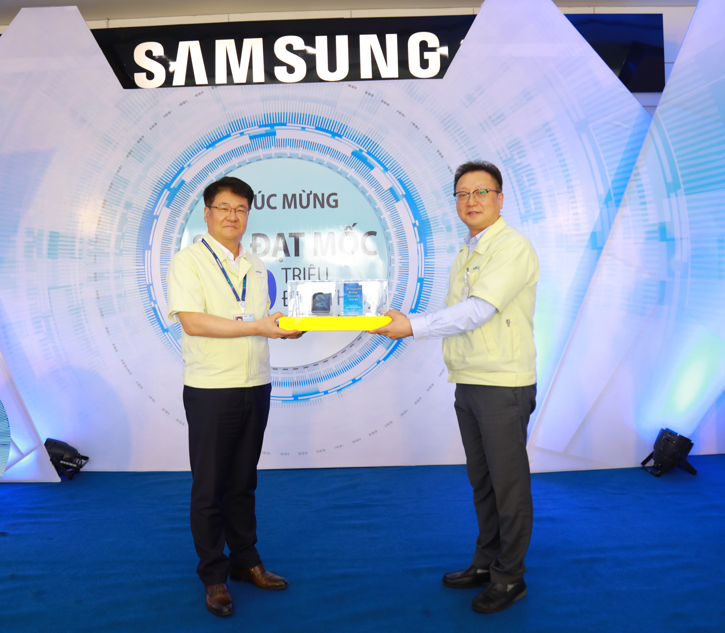 SEV cán mốc sản xuất 700.000.000 sản phẩm điện thoại – Samsung Newsroom ...