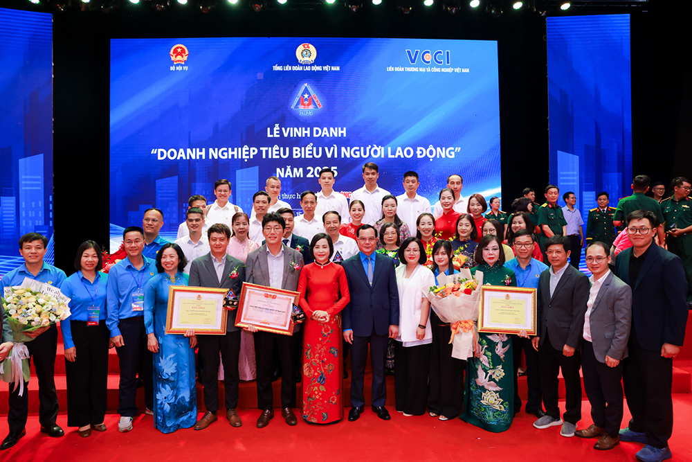 SEV và SEVT nhận bằng khen tại Lễ vinh danh Doanh nghiệp tiêu biểu vì Người lao động năm 2025 ...