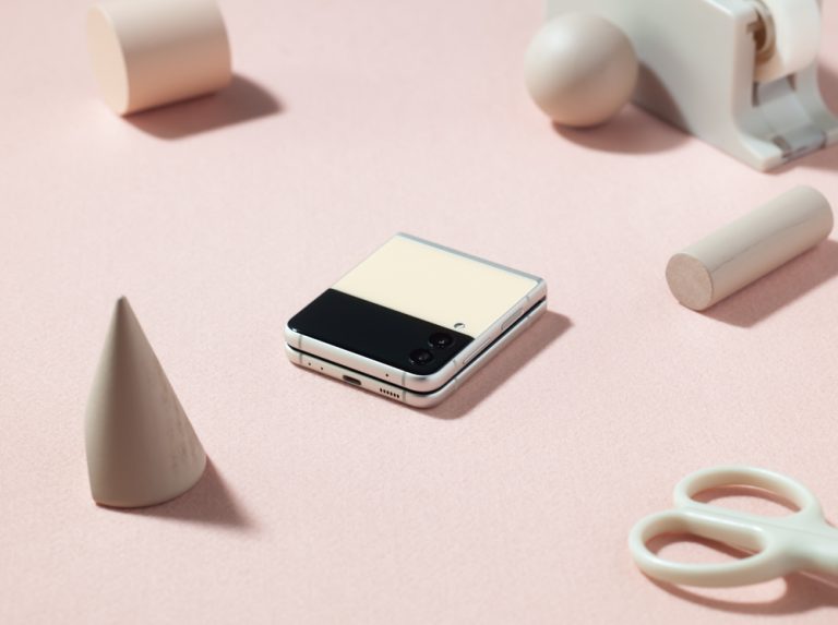 Samsung Galaxy Z Flip3 5G Takes on the Biggest Colour Fashion Trend of ...